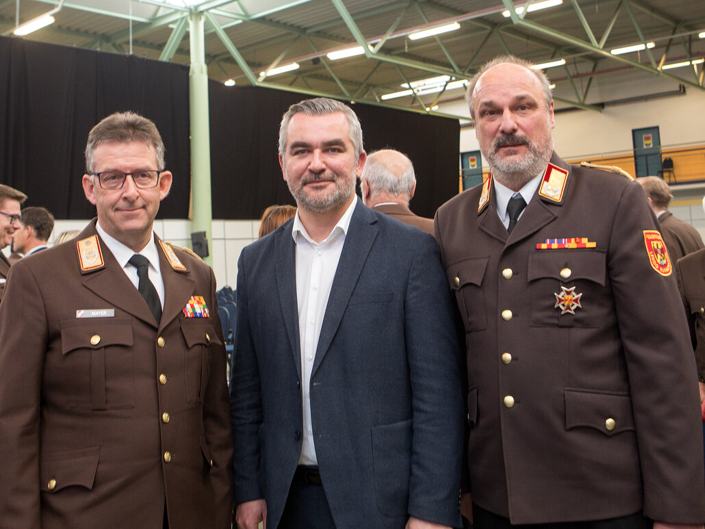 LR Dorner: Feuerwehren sorgen für dichtes Sicherheitsnetz in unserem ...