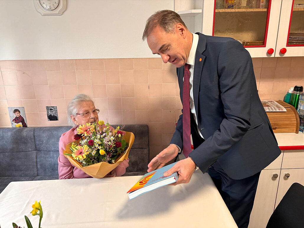 Ein Jahrhundert: Landesrat Schneemann gratuliert Maria Marx zum 100 ...