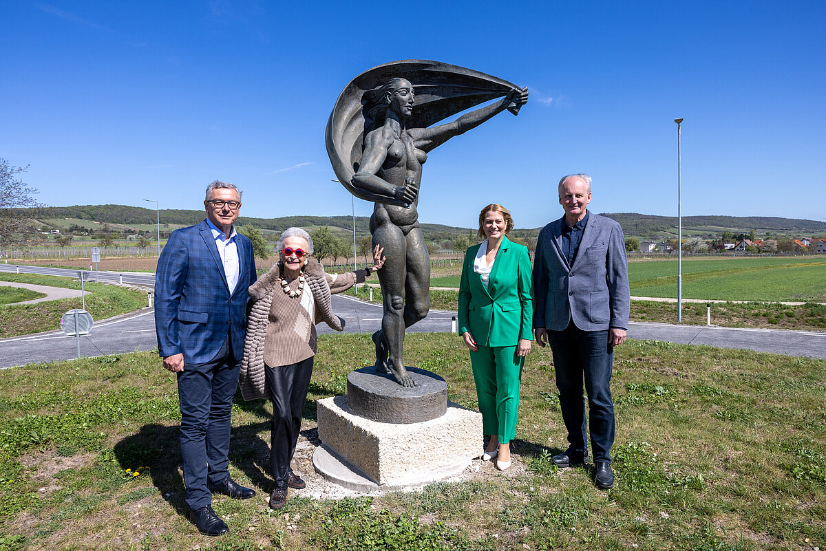 Skulptur „Der Wind“ von Wander Bertoni am Kreisverkehr zwischen Winden ...