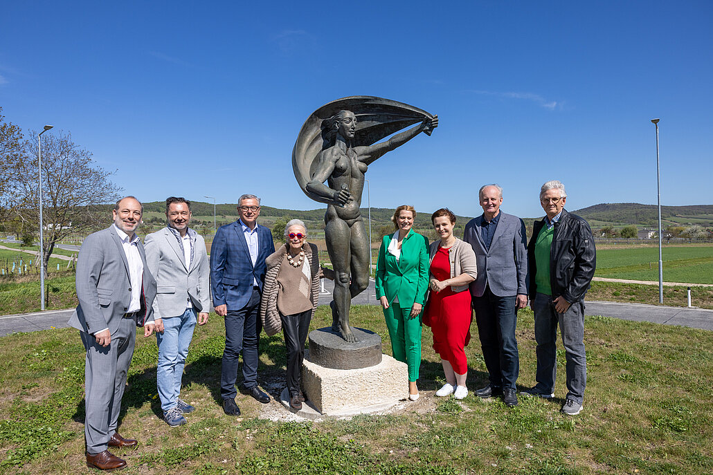 Skulptur „Der Wind“ von Wander Bertoni am Kreisverkehr zwischen Winden ...
