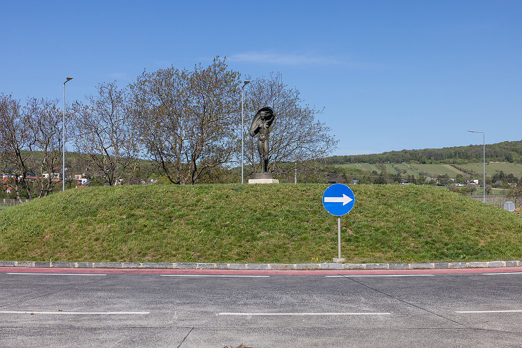 Skulptur „Der Wind“ von Wander Bertoni am Kreisverkehr zwischen Winden ...