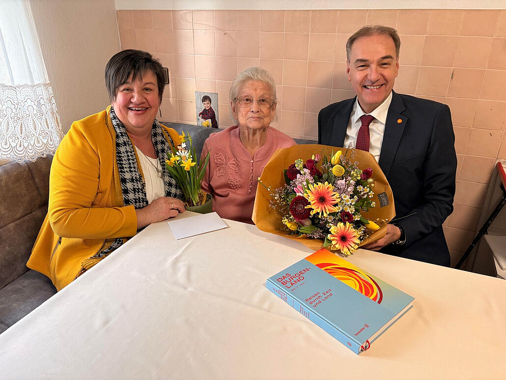Ein Jahrhundert: Landesrat Schneemann gratuliert Maria Marx zum 100 ...