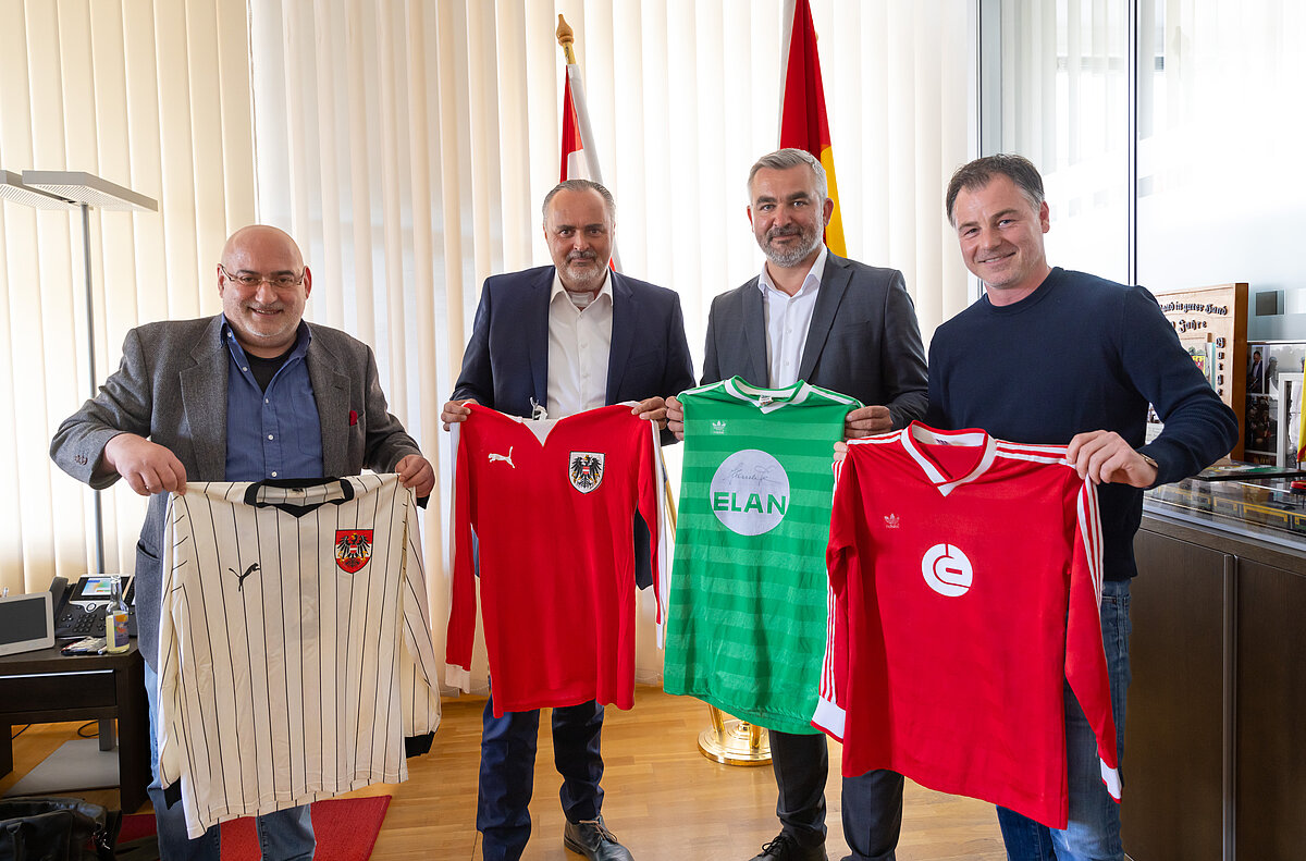 „Leiberl, die Geschichte schrieben“: Ausstellung im Landhaus anlässlich ...