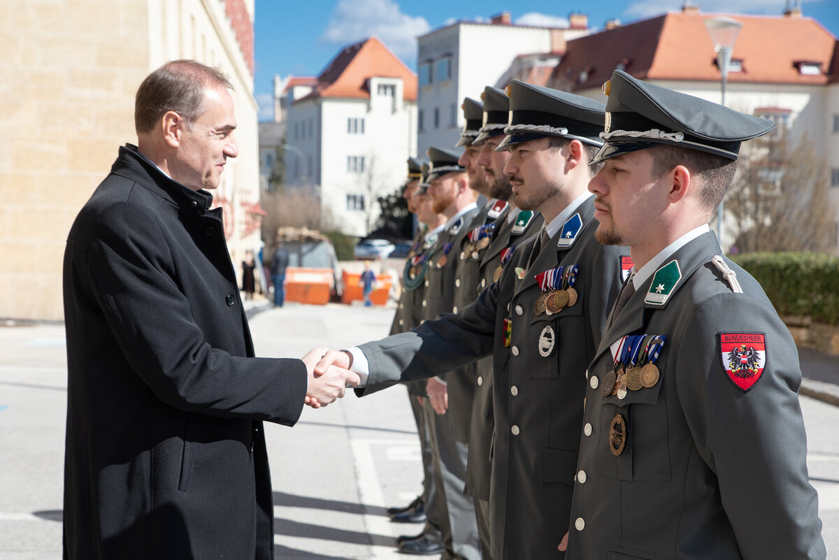 Neue Offiziere und Unteroffiziere des Österr. Bundesheeres wurden von ...