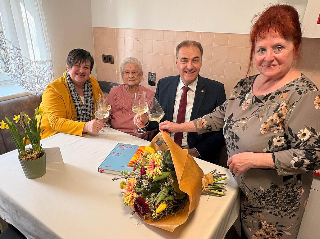 Ein Jahrhundert: Landesrat Schneemann gratuliert Maria Marx zum 100 ...