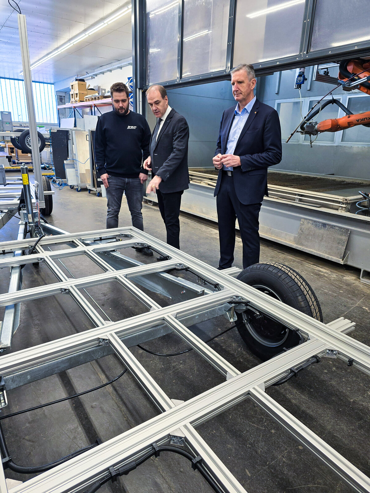 Wirtschaftslandesrat zu Besuch bei Braun Feuerwehrtechnik GmbH - Land ...