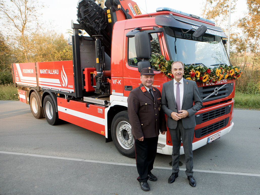 Neues Versorgungsfahrzeug mit Kran für die Freiwillige Feuerwehr Markt ...