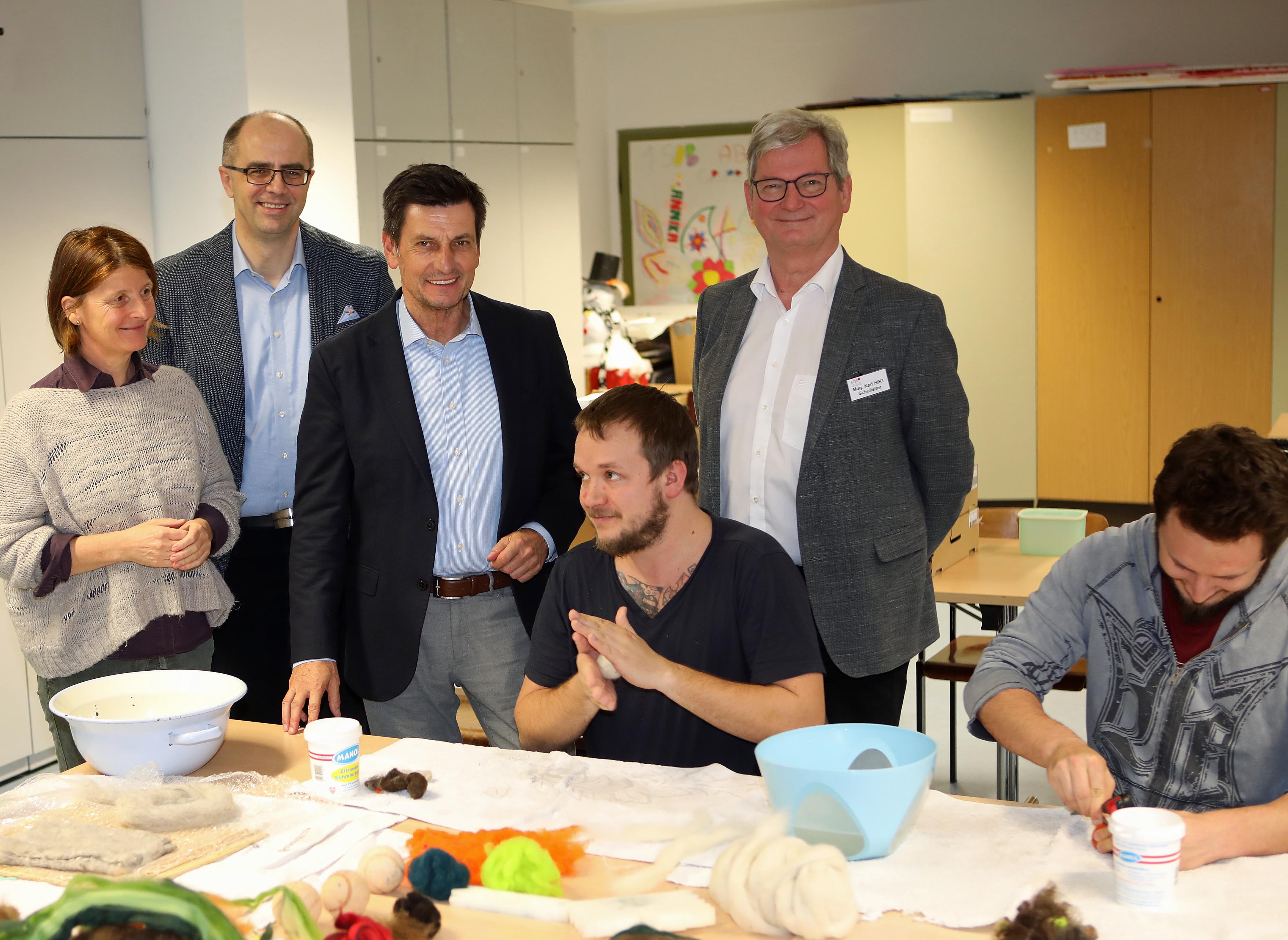 Landesrat Illedits informierte sich beim "Tag der offenen Tür" der SOB Pinkafeld - Land Burgenland