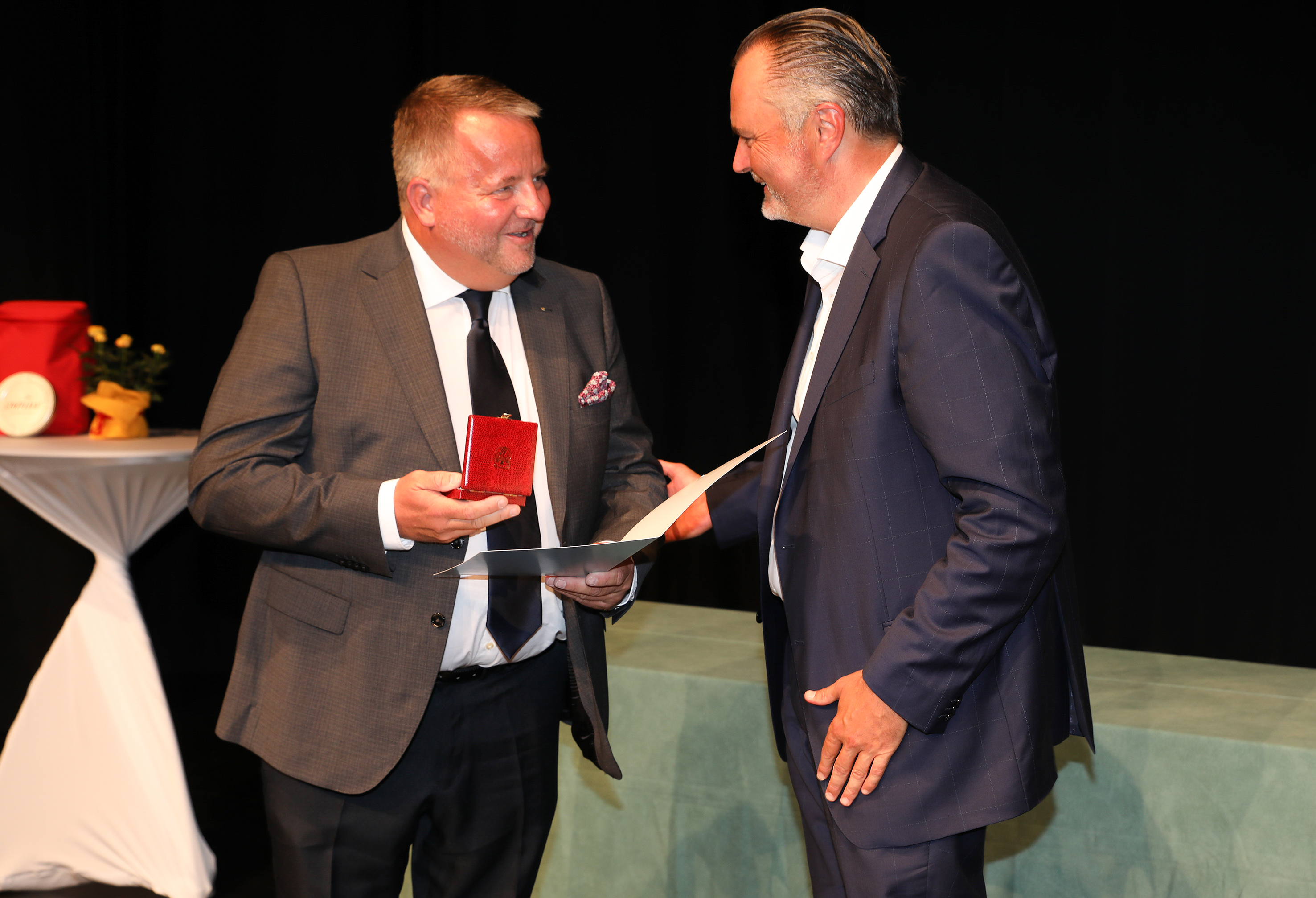 Hohe Auszeichnungen für verdiente Persönlichkeiten vergeben - Land ...