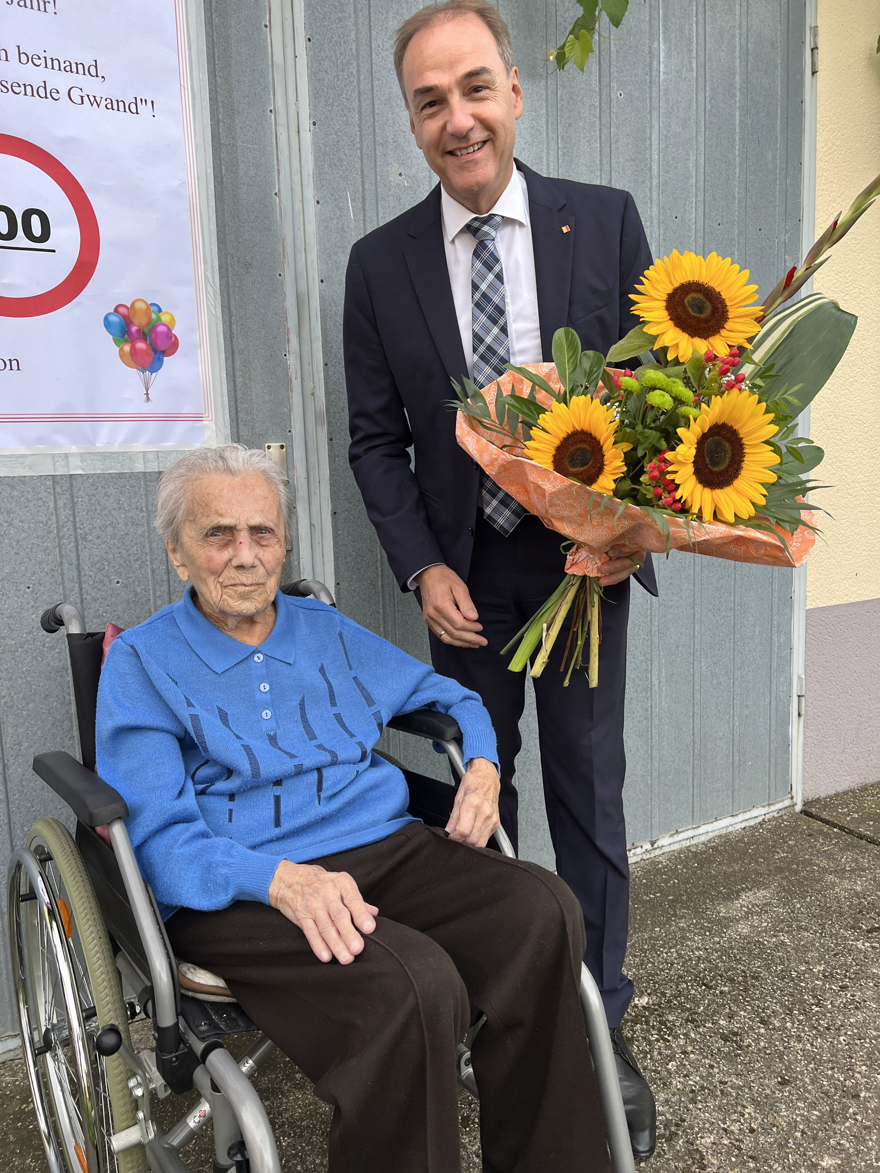 Alles Gute: Landesrat Schneemann gratuliert Anna Ringhofer zum 100 ...