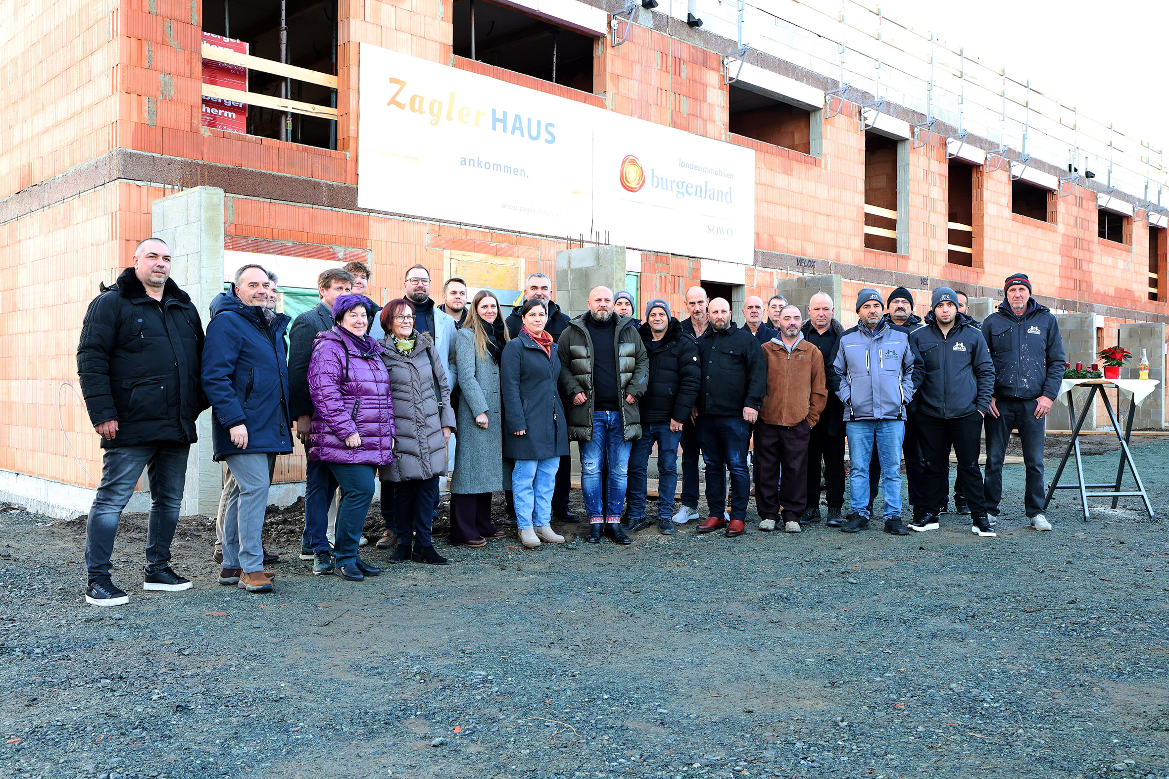 Gleichenfeier der zwölf SOWO-Reihenhäuser in Oberpullendorf - Land ...